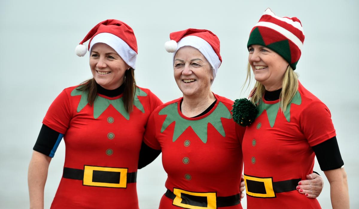 Picture Gallery - hundreds keep their cool in annual Boxing Day 'dips ...