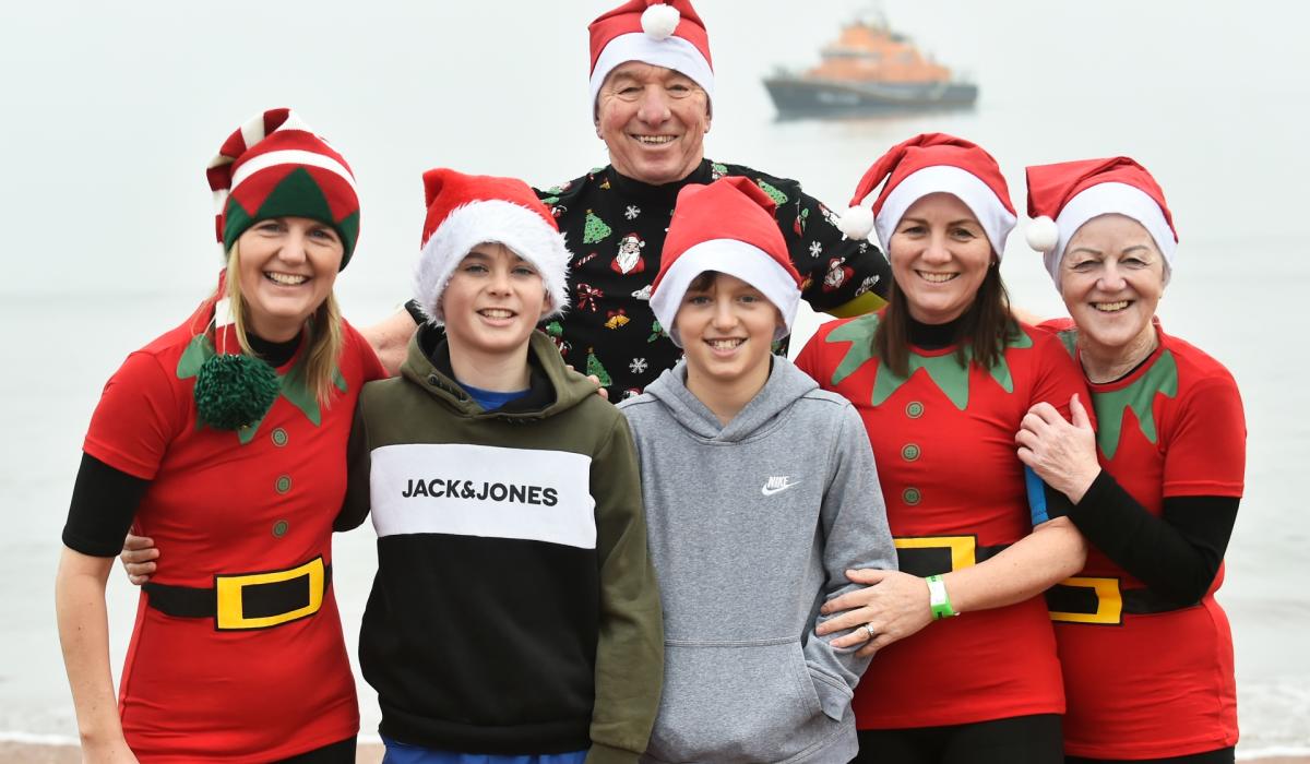 Picture Gallery - hundreds keep their cool in annual Boxing Day 'dips ...